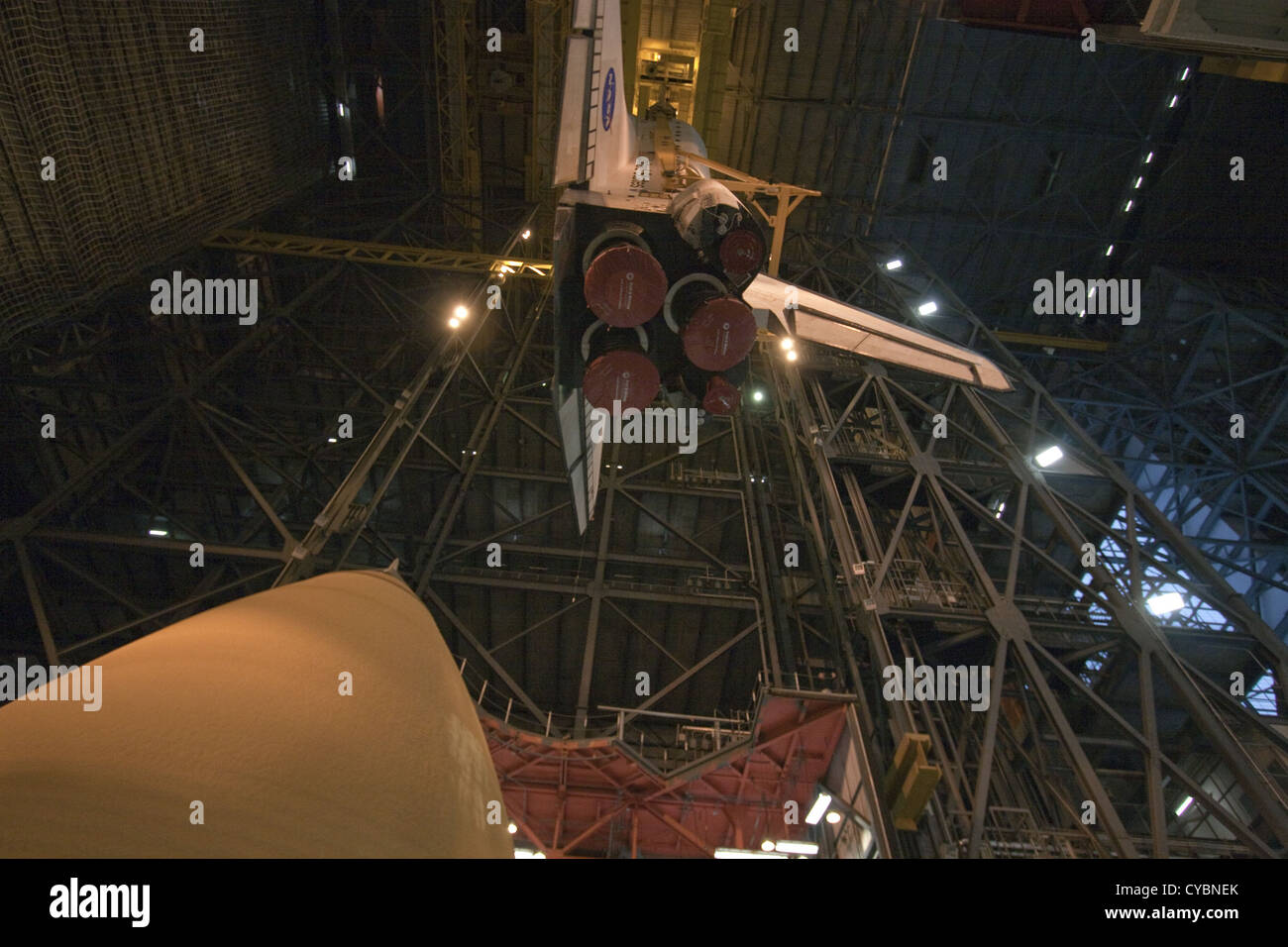 Atlantis suspends above the VAB transfer aisle Stock Photo - Alamy