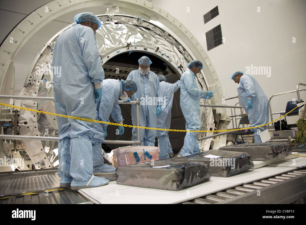 Technicians install the cargo inside the Raffaello MPLM Stock Photo - Alamy