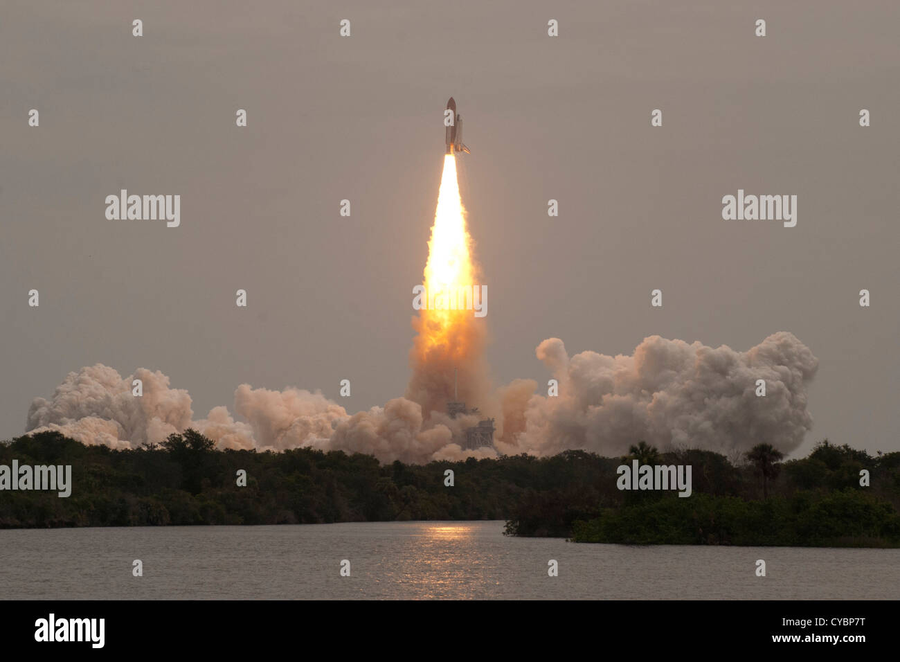 Space shuttle atlantis launch hi-res stock photography and images - Alamy