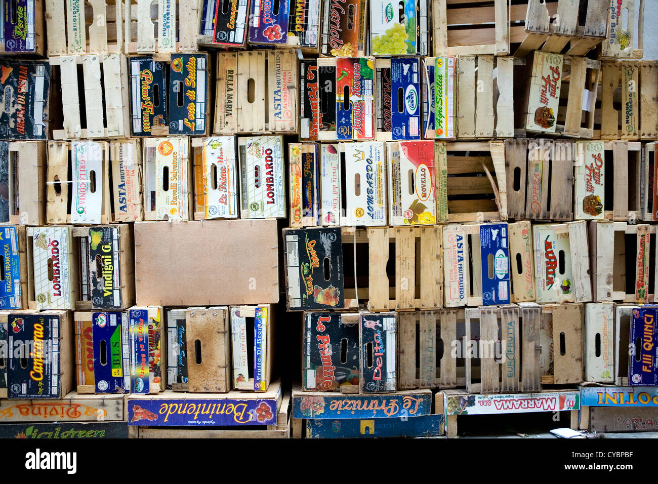 Pile empty vegetable fruit boxes hi-res stock photography and images ...