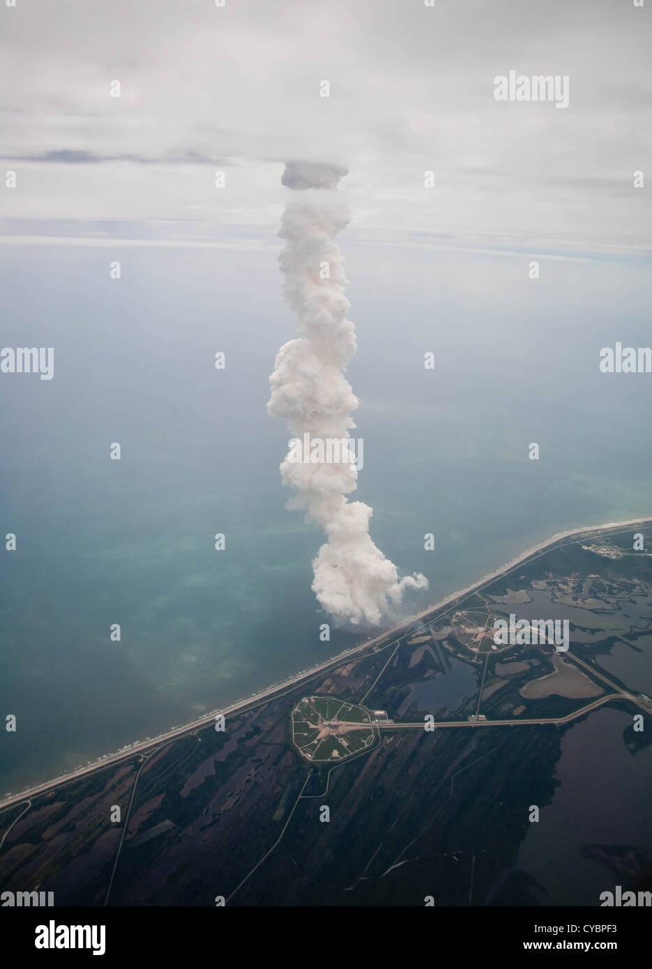 Space shuttle atlantis launch hi-res stock photography and images - Alamy