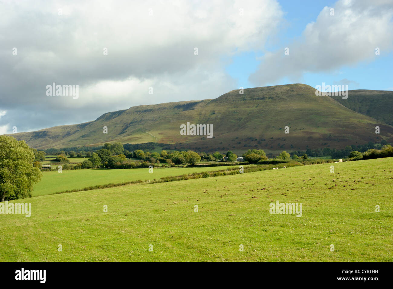 Black Mountains, Rhos Dirion, Rhiw Cwnstab and the path over the ...