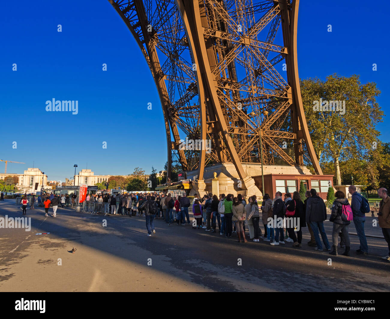 Eiffel tower queue tourists hi-res stock photography and images - Alamy
