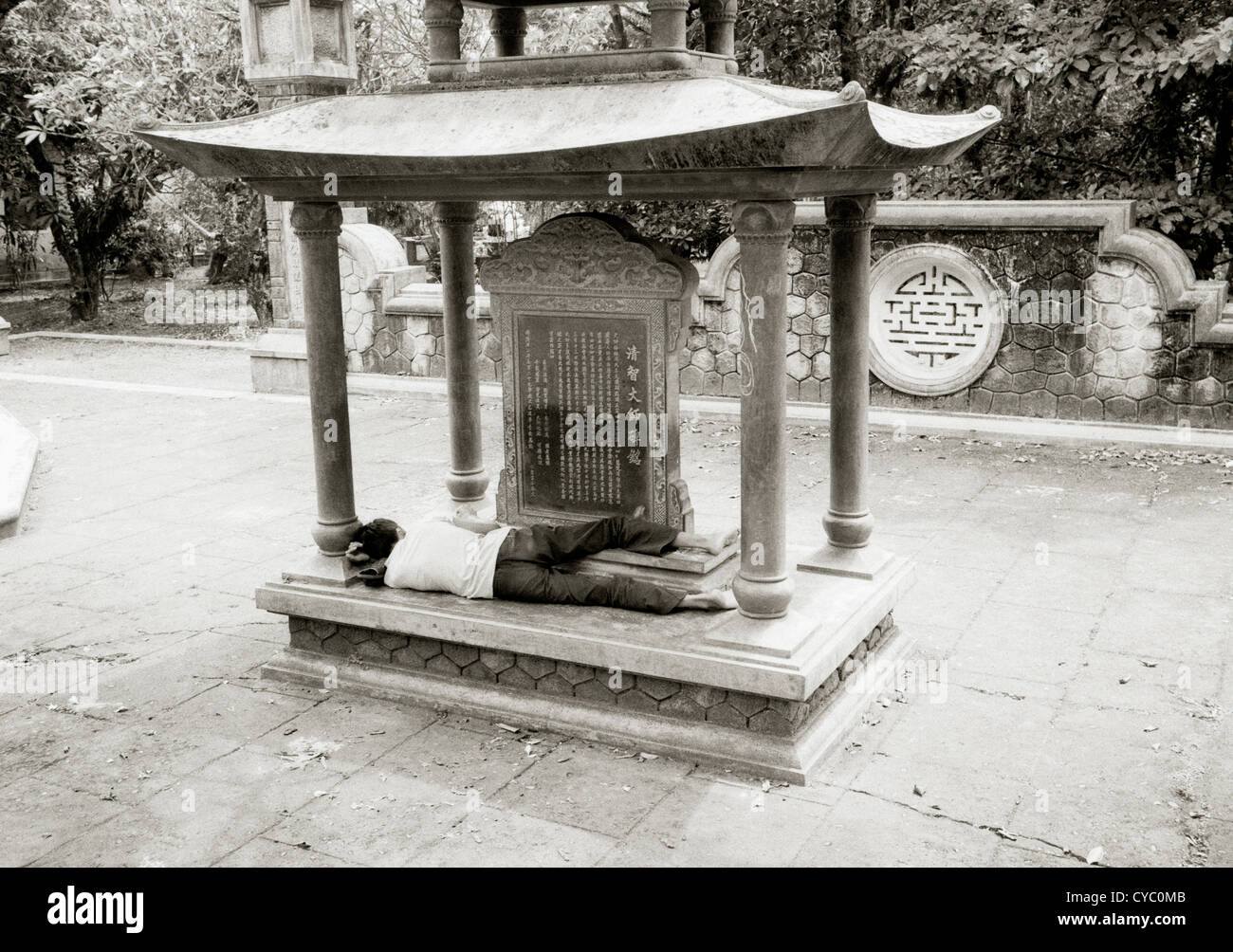 Temple sleep hi-res stock photography and images - Alamy