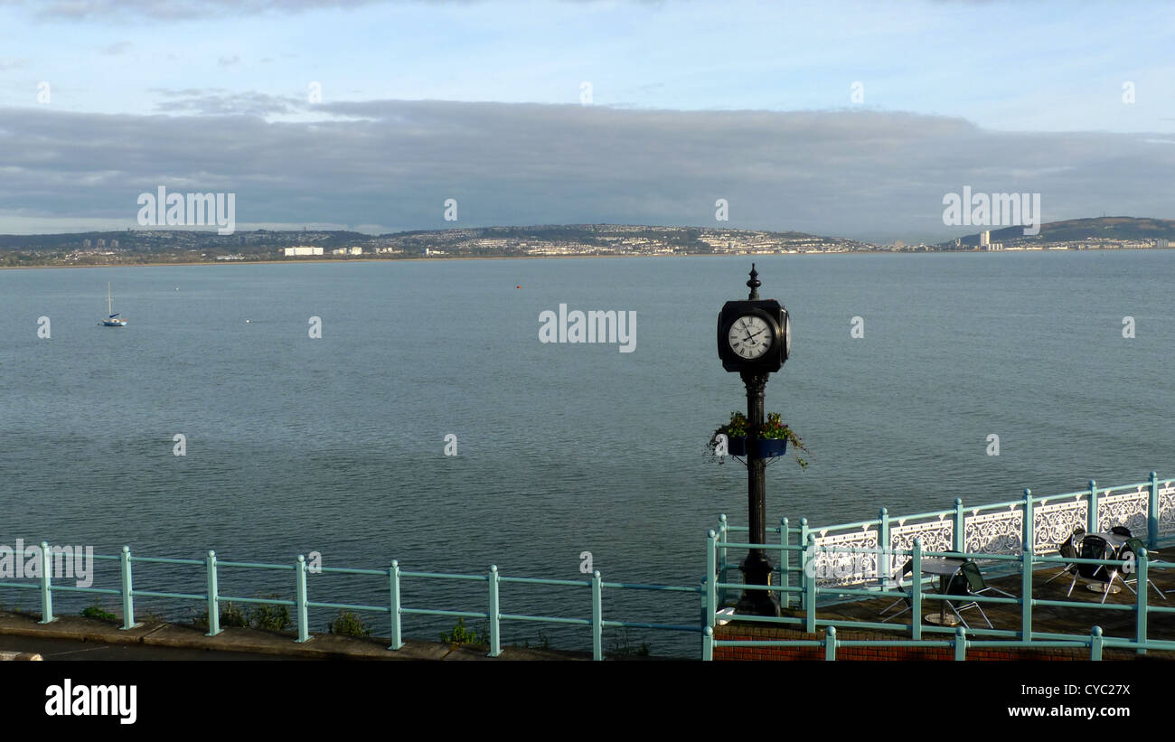 Swansea Bay, Swansea, South Wales, UK , Clock at Mumbles Pier in the ...