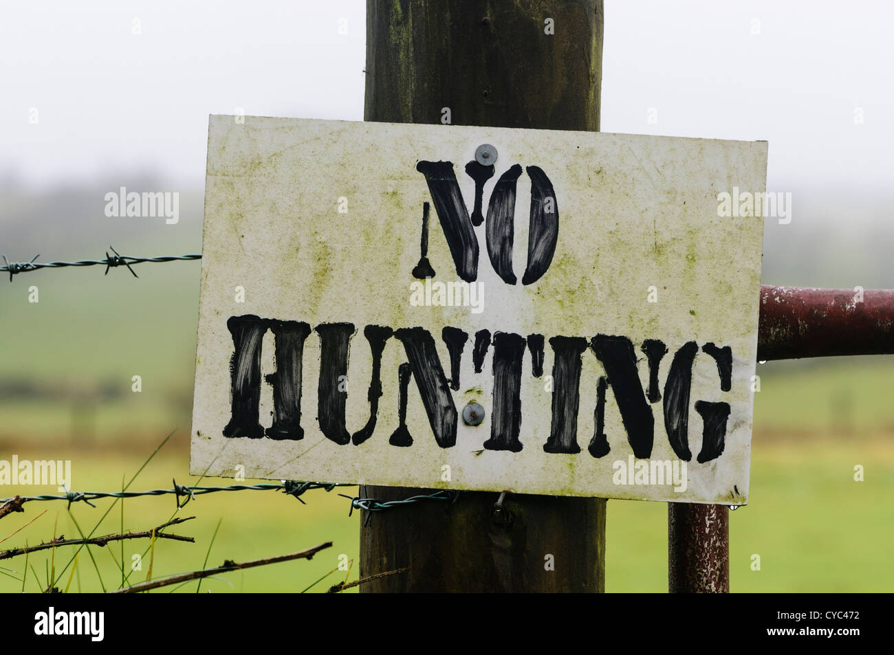 Shooting hunting prohibited sign hi-res stock photography and images ...