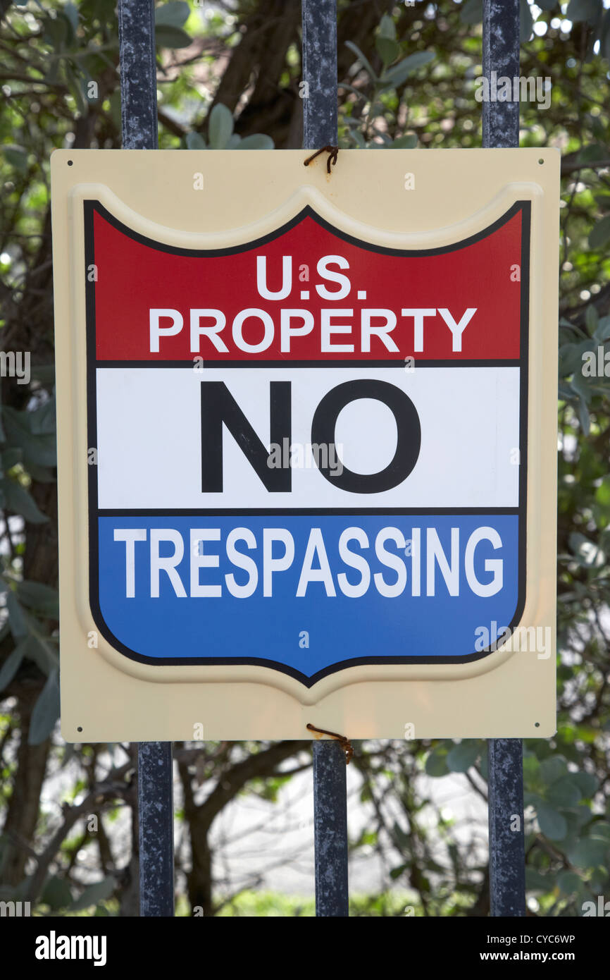 No trespassing warning sign hi-res stock photography and images - Alamy