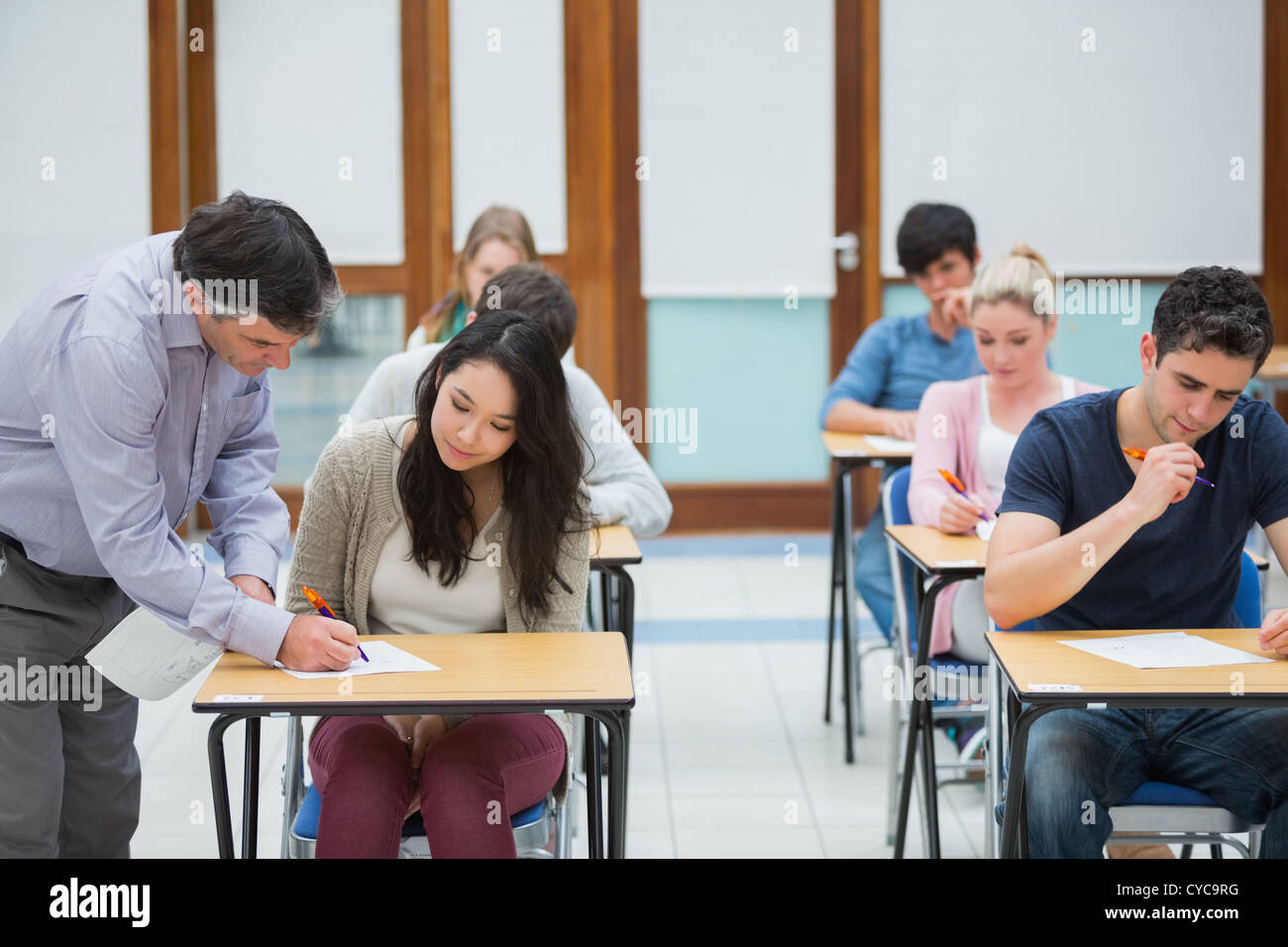 Lecturer pointing something hi-res stock photography and images - Alamy