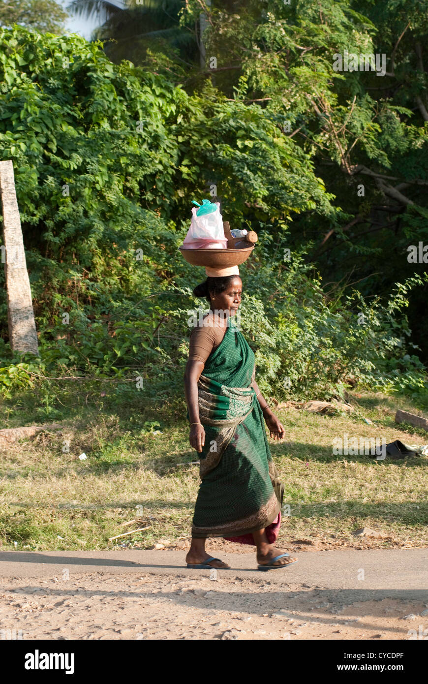 Indian woman road workers hi-res stock photography and images - Alamy