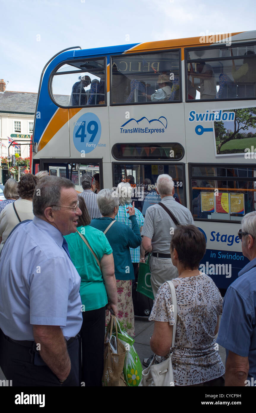 Bus queuing hi-res stock photography and images - Alamy