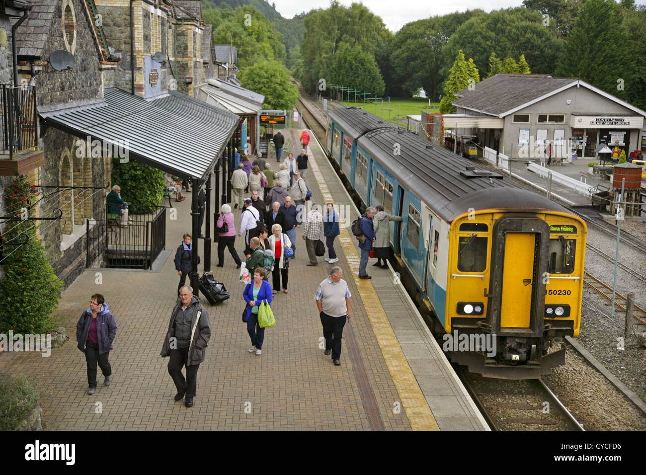 Class 150 diesel multiple unit train at Betws-y-Coed railway station, Conwy, North Wales Stock ...