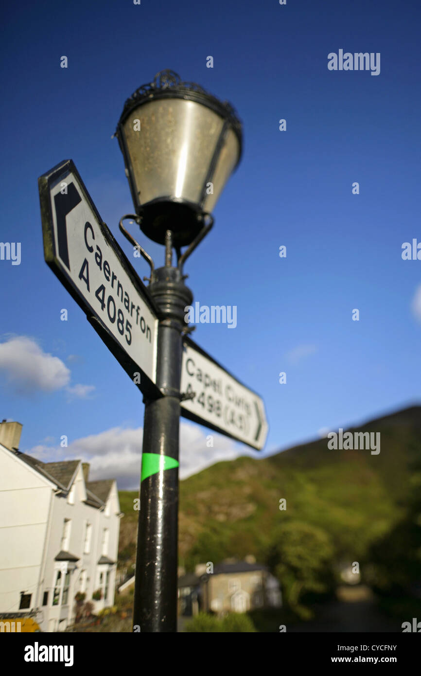 Welsh roadsign hi-res stock photography and images - Alamy