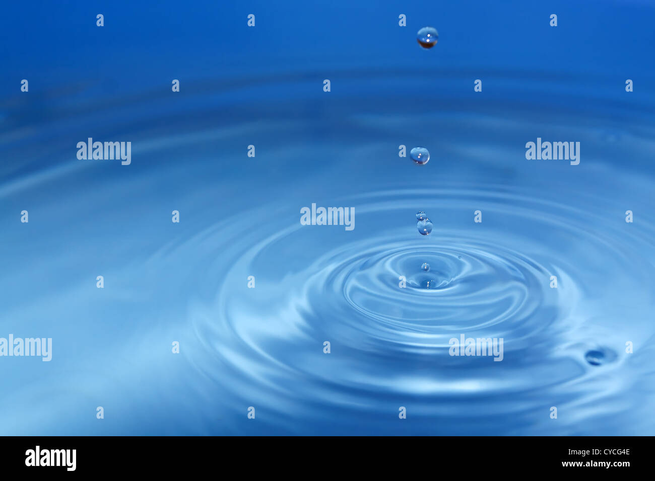 Falling water drop hi-res stock photography and images - Alamy