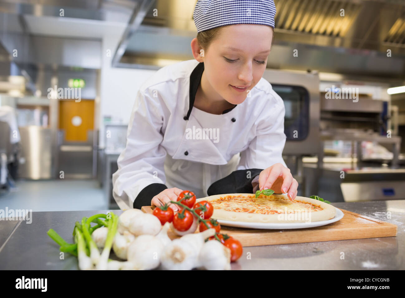 Woman preparing pizza Stock Photo - Alamy