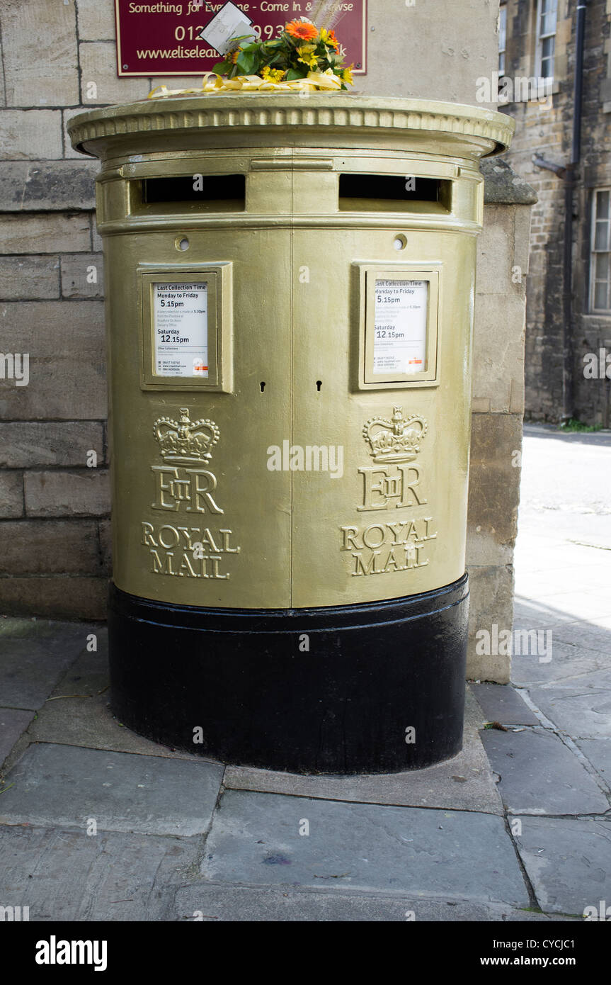Gold painted post box hi-res stock photography and images - Alamy