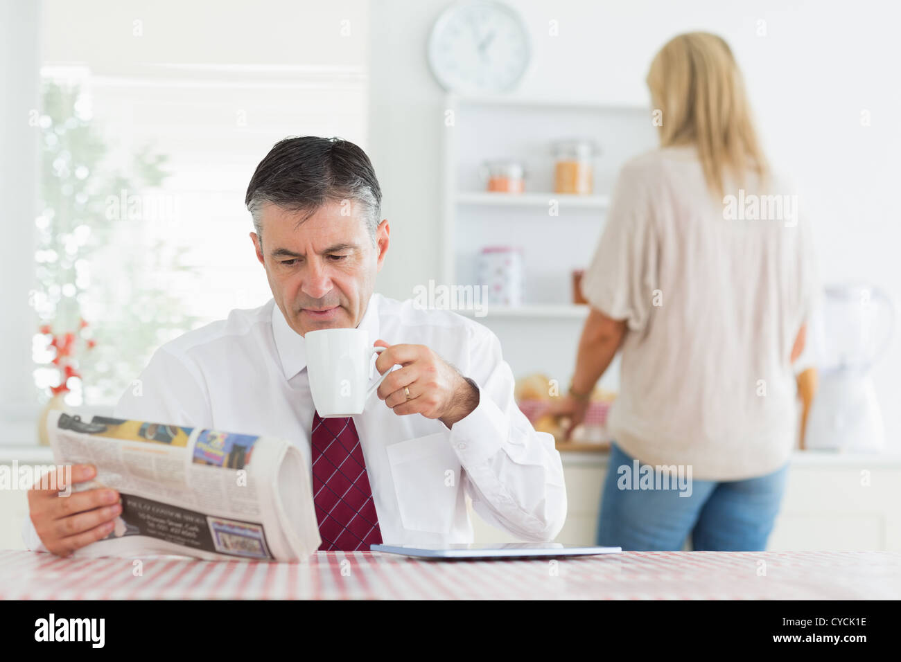 Newspaper table hi-res stock photography and images - Alamy
