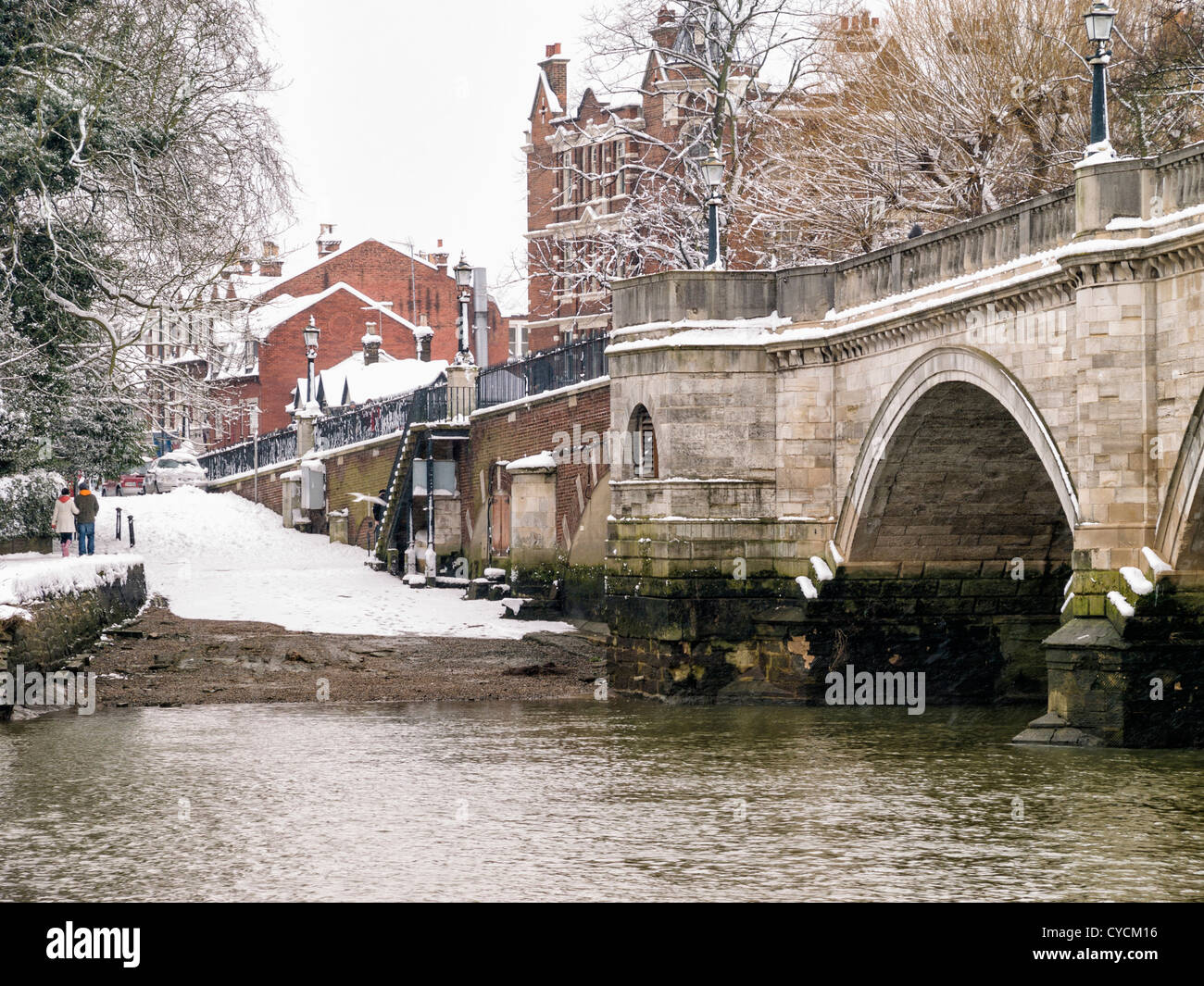 View of Historic old Richmond bridge across the river Thames in winter ...