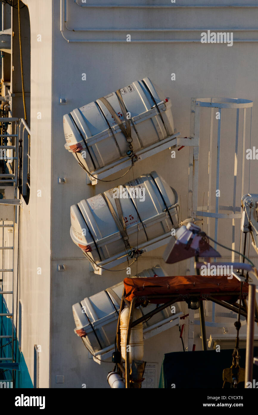 life rafts ready to be launched. Big ship Stock Photo - Alamy