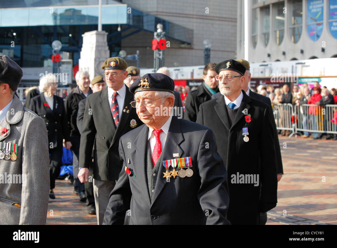 Old soldiers hi-res stock photography and images - Alamy