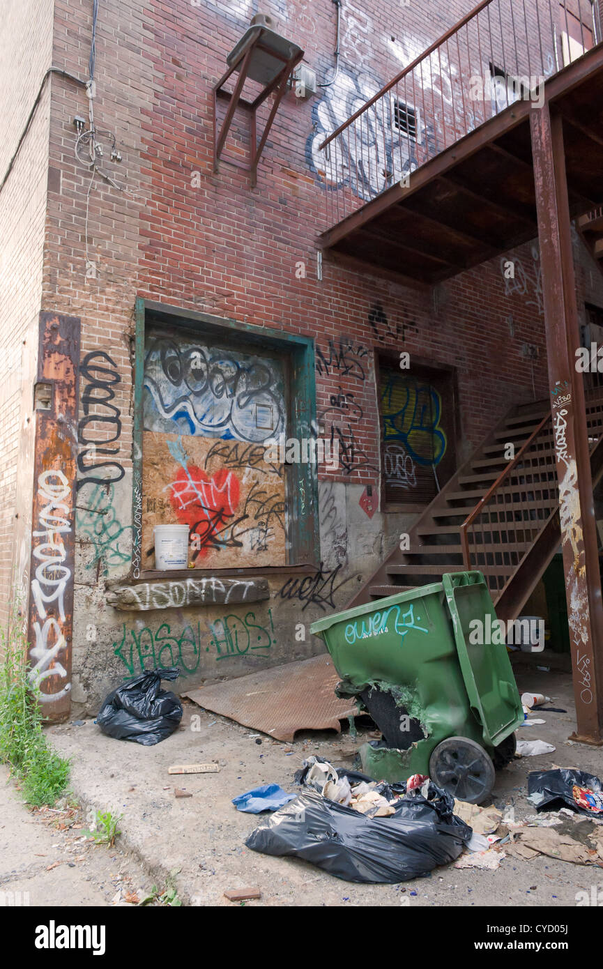 Graffiti and garbage hi-res stock photography and images - Alamy