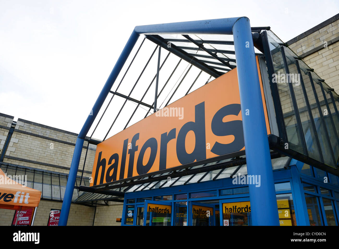 Halfords shop hi-res stock photography and images - Alamy