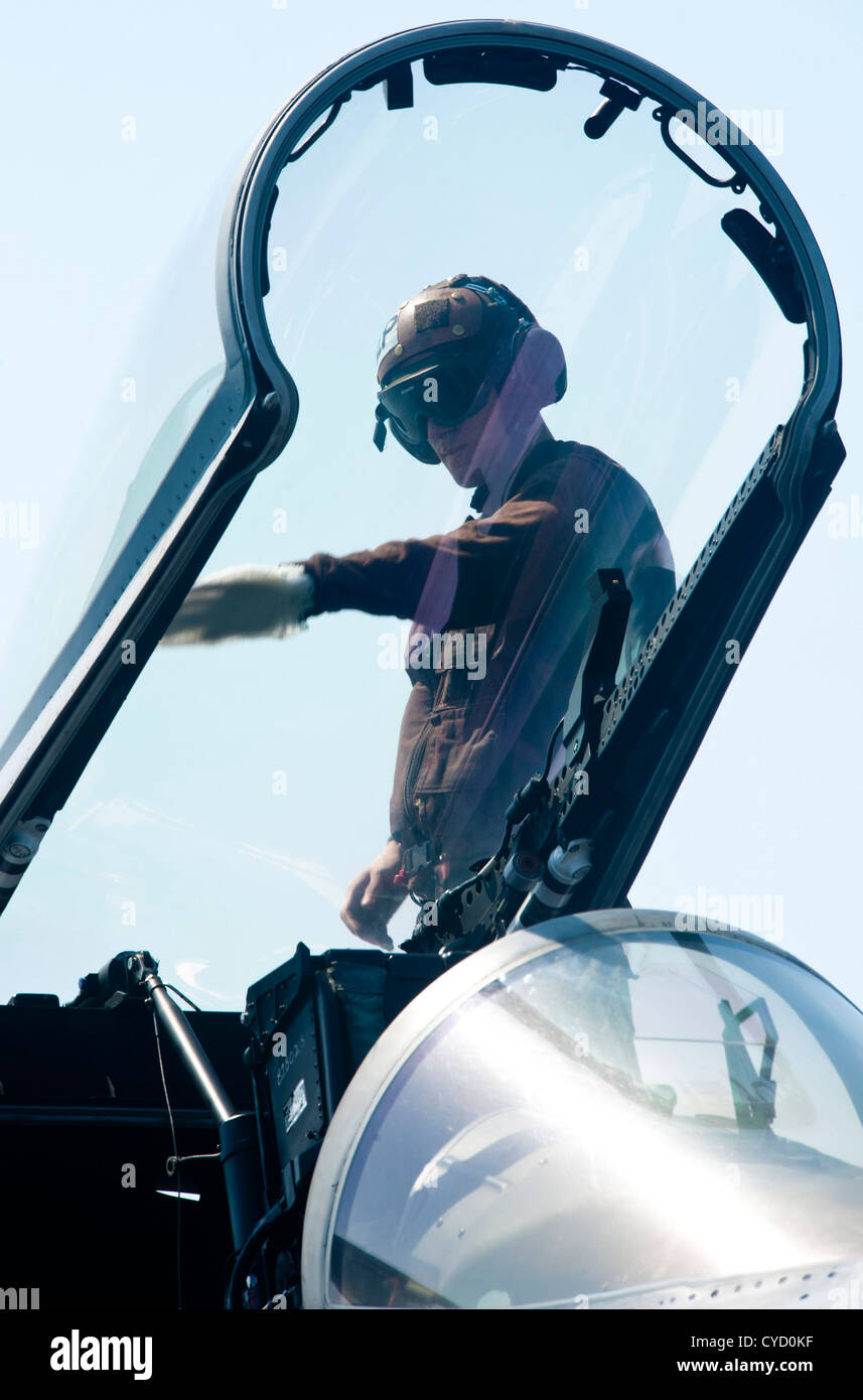 Aviation structural mechanic airman hi-res stock photography and images ...