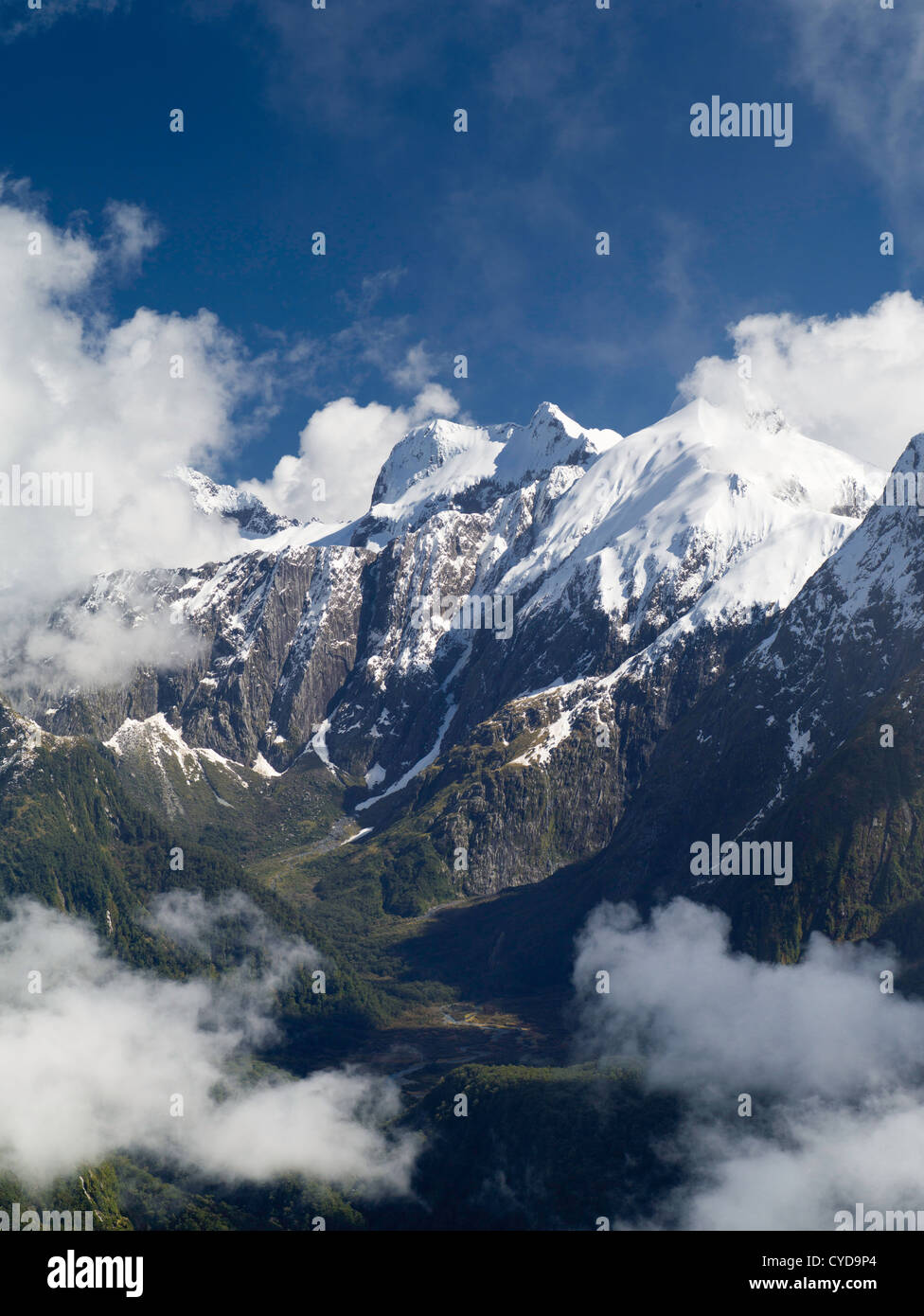 Hanging valley glacier waterfall hi-res stock photography and images ...