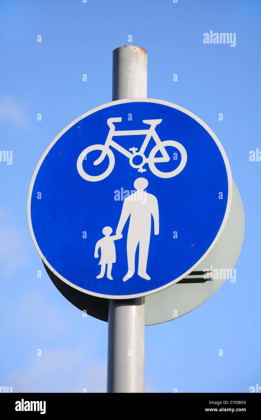 Shared use sign allowing pedestrians and cyclists Stock Photo - Alamy