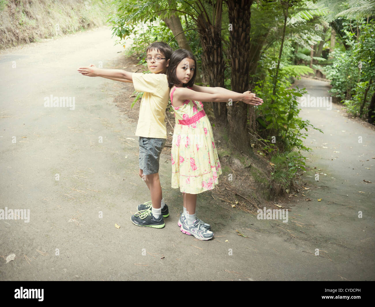 Opposite directions pointing hi-res stock photography and images - Alamy