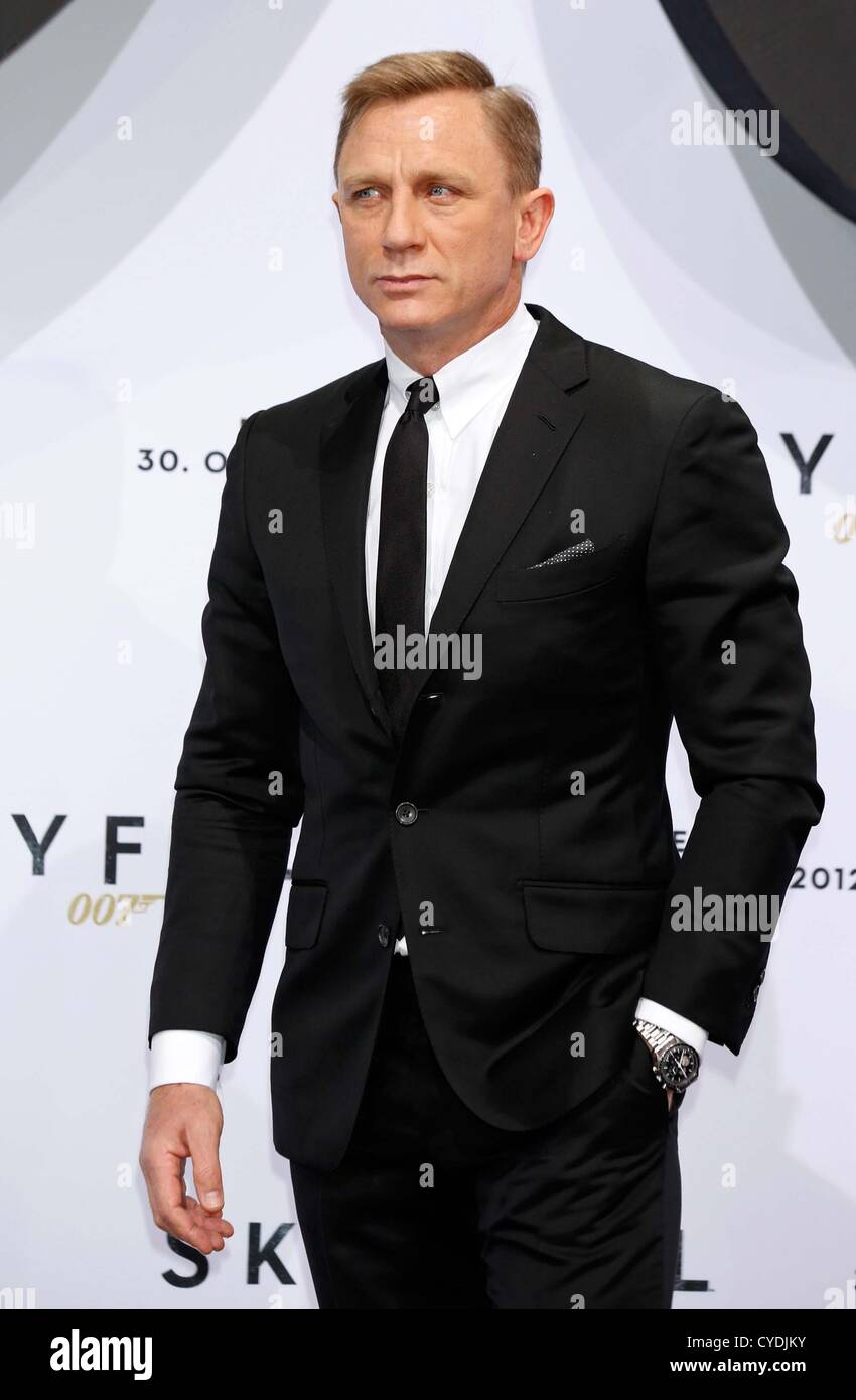 Daniel craig skyfall hi-res stock photography and images - Alamy