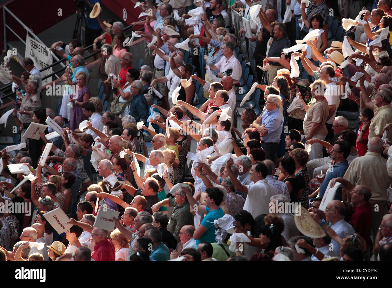 The crowd shows its appreciation at a bullfight Stock Photo - Alamy