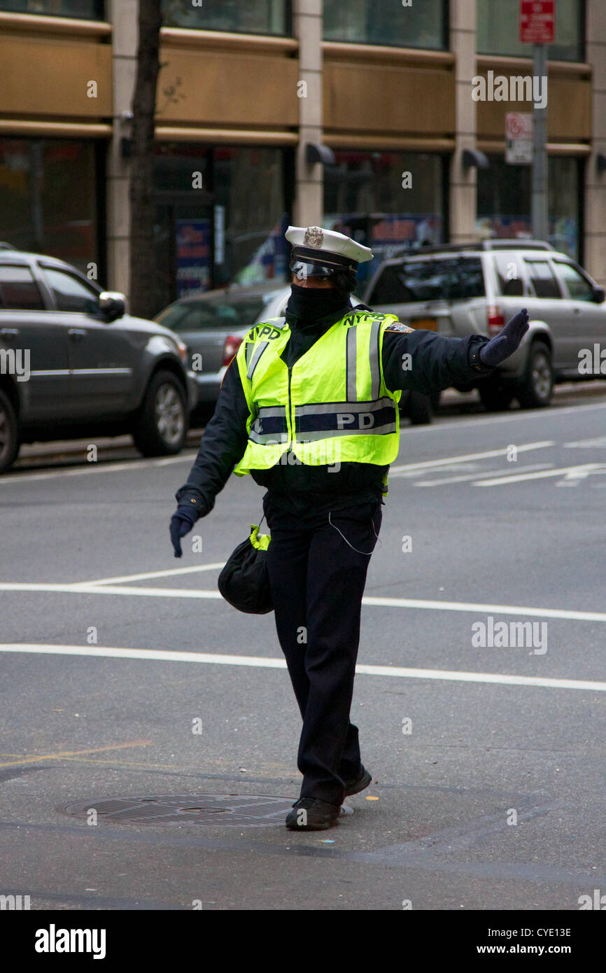 Nypd officers in the streets of manhattan hi-res stock photography and ...