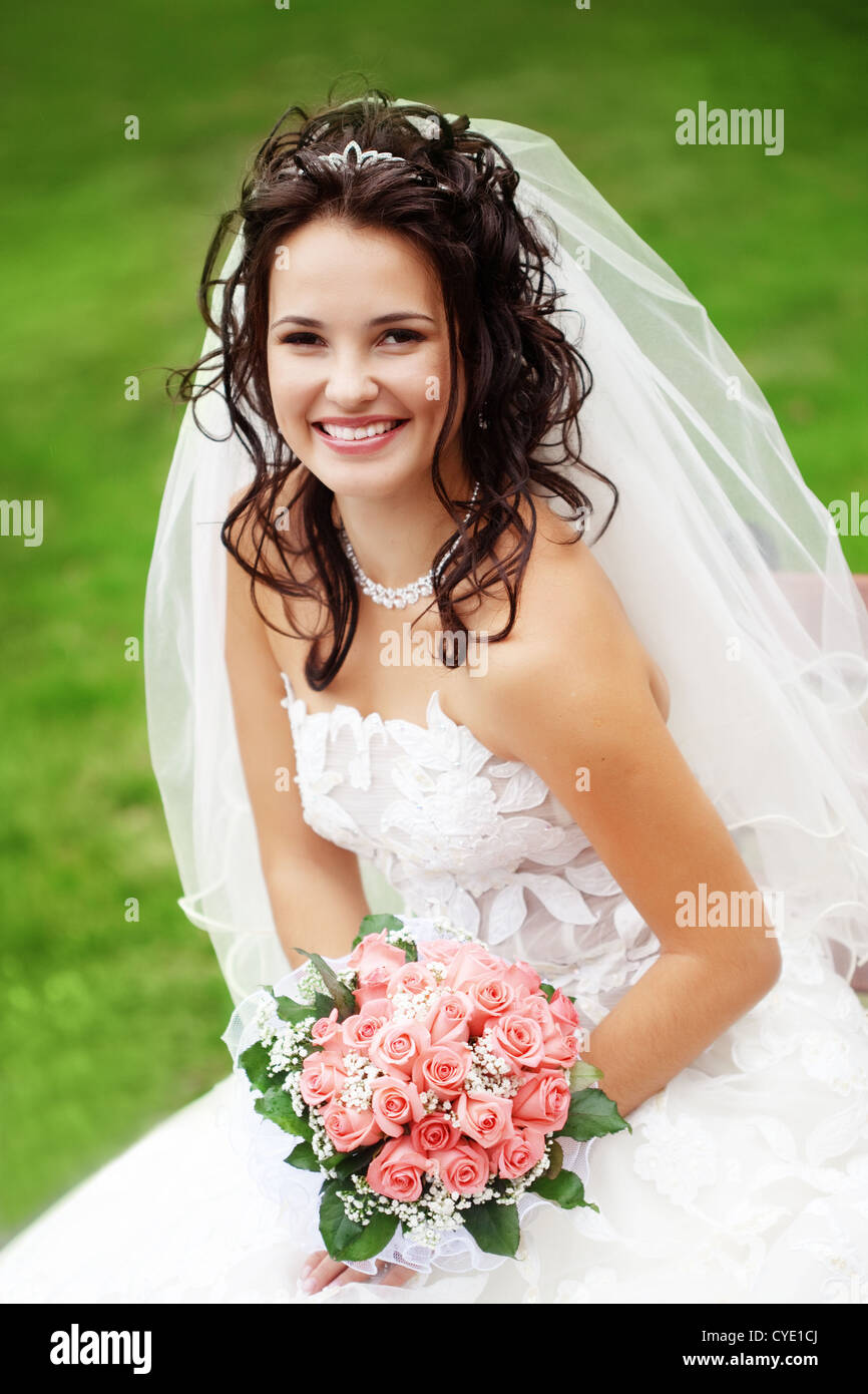 Beautiful bride posing in her wedding day Stock Photo - Alamy