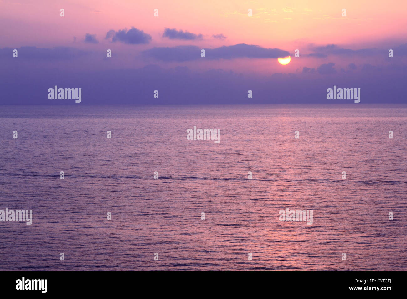 Sun disappearing below the horizon hi-res stock photography and images ...