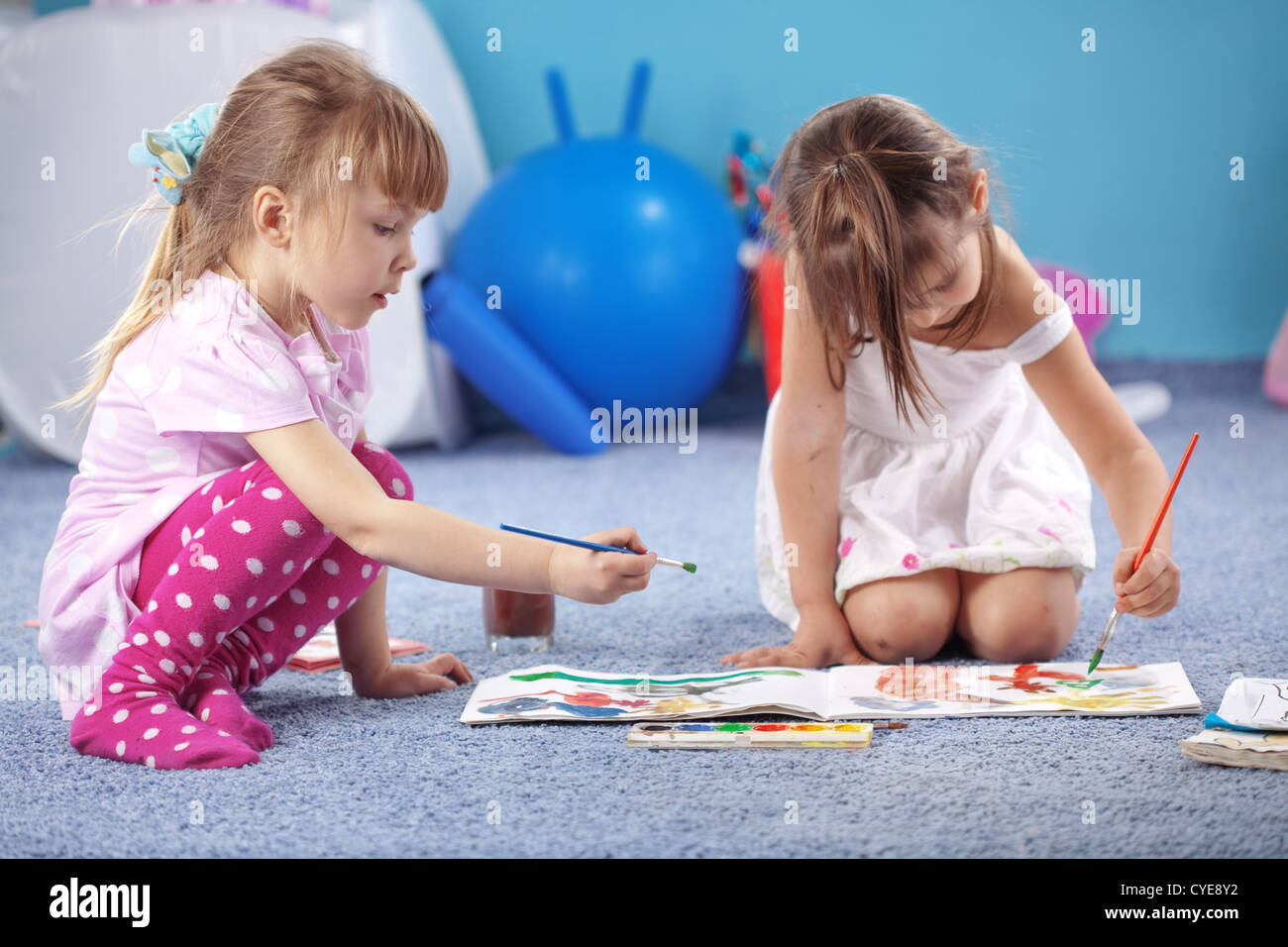 Children drawing painting group hi-res stock photography and images - Alamy