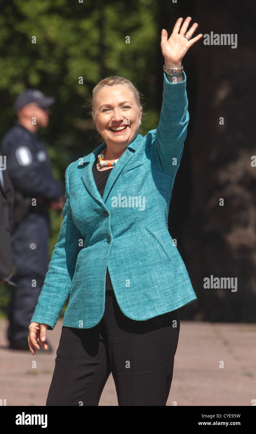 Mrs Hillary Clinton greeting the Finnish public as the U.S. Secretary ...