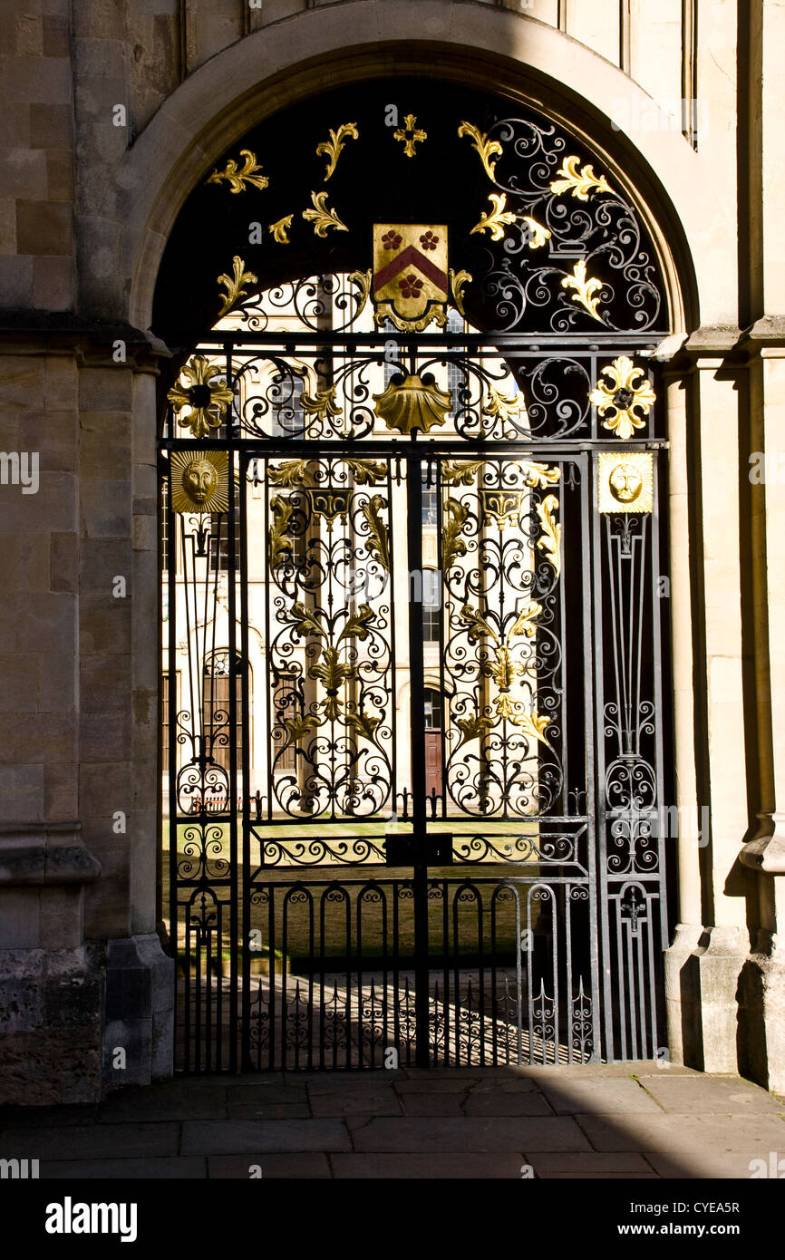 College gates oxford university hi-res stock photography and images - Alamy