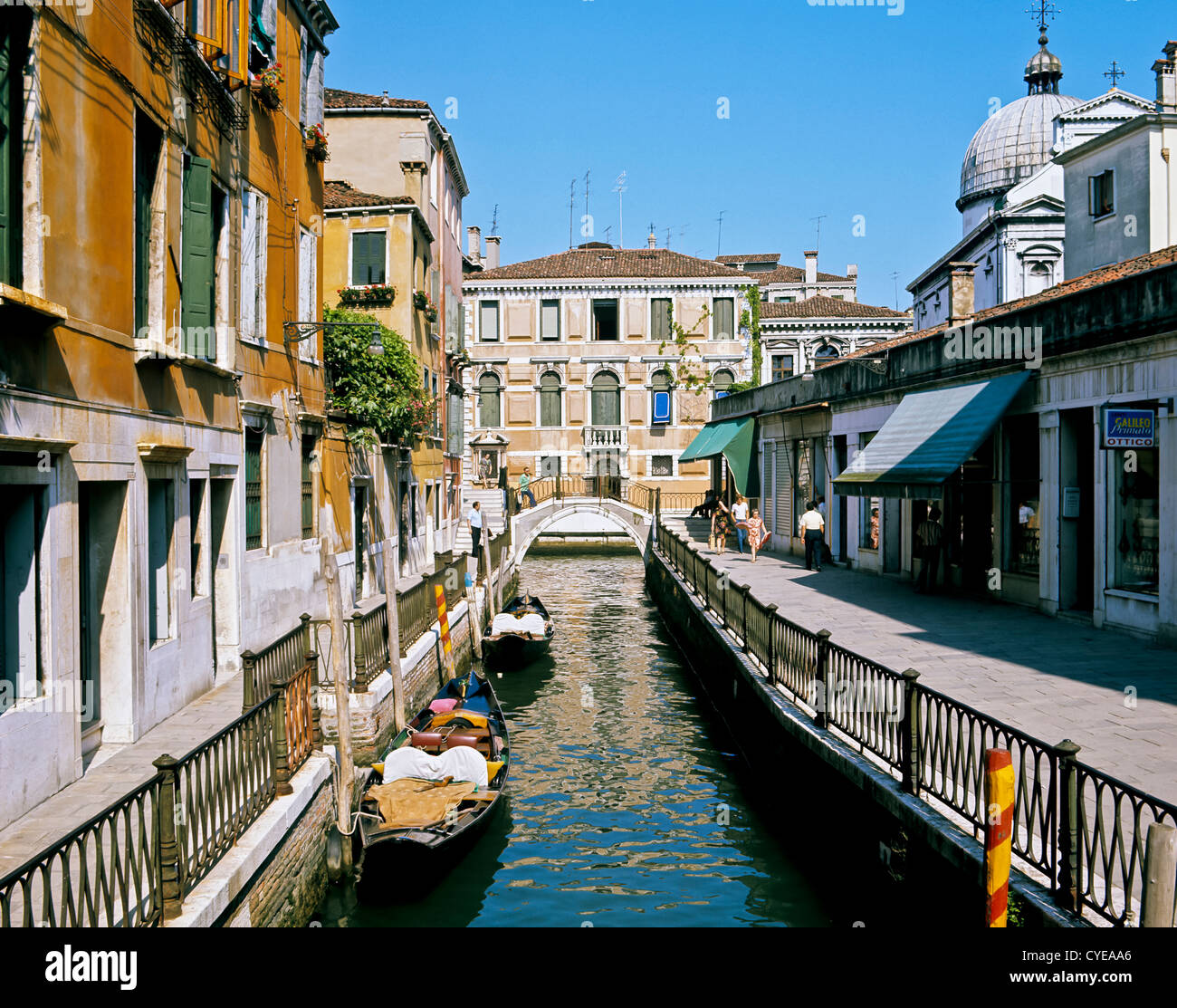 Small canal hi-res stock photography and images - Alamy