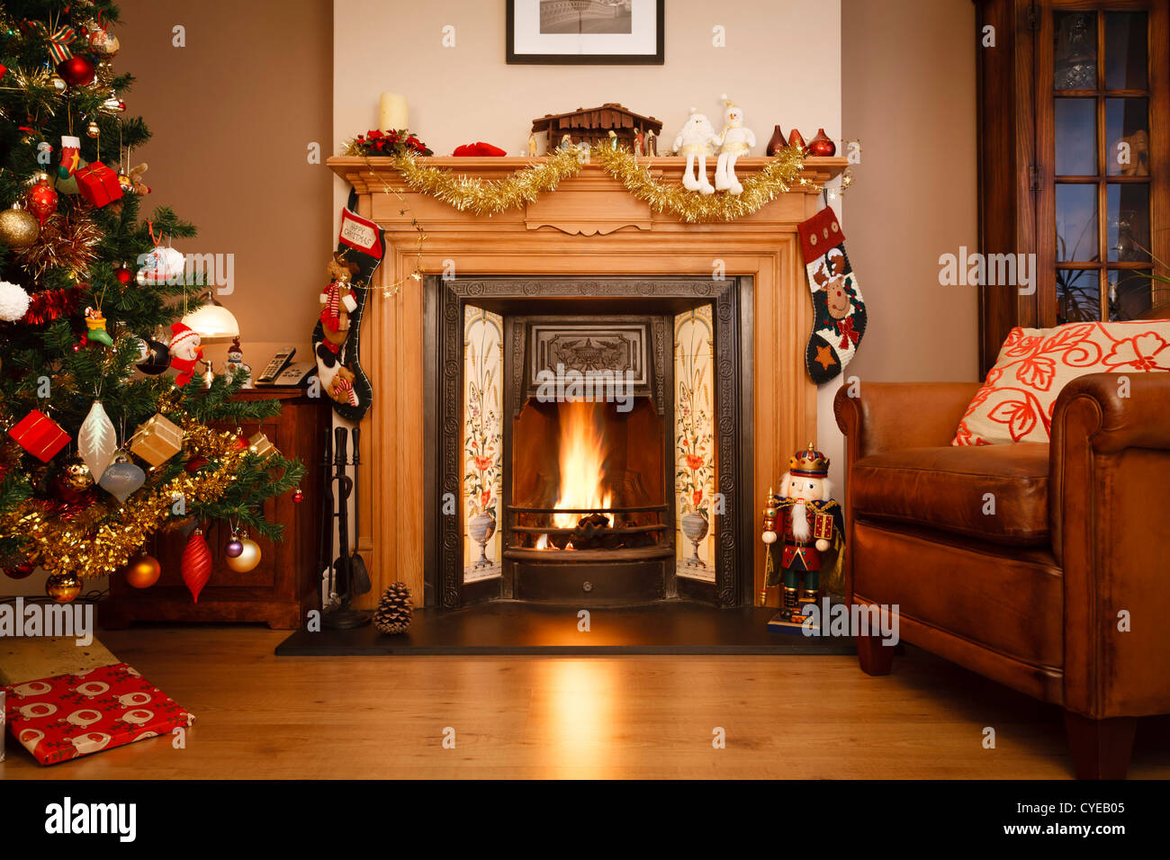 Cosy christmas fireplace hi-res stock photography and images - Alamy