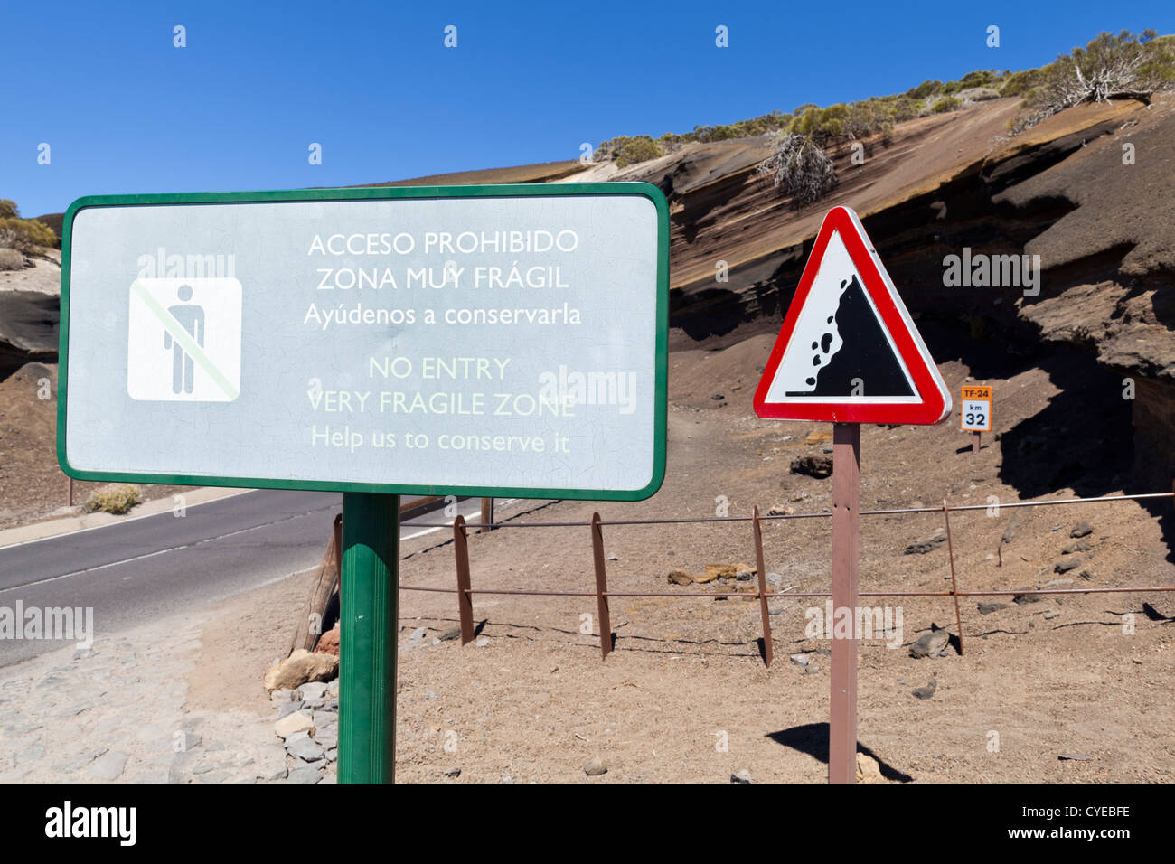 Rock fall warning sign hi-res stock photography and images - Alamy