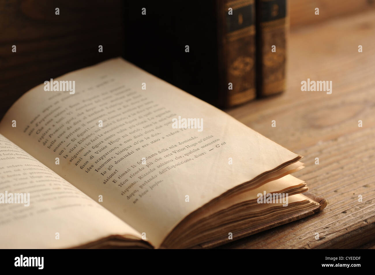 Open book on a table hi-res stock photography and images - Alamy