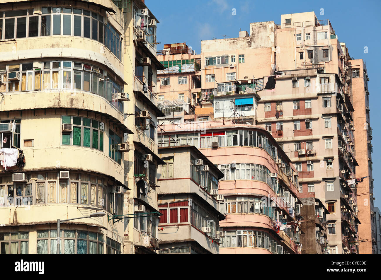 Dilapidated apartment building damaged hi-res stock photography and ...