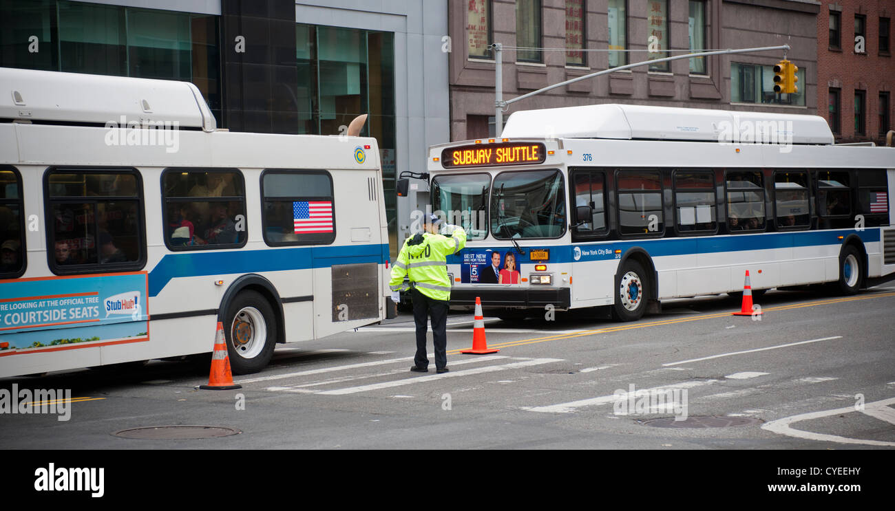Hundreds of buses shuttle commuters from Manhattan back to the terminal ...