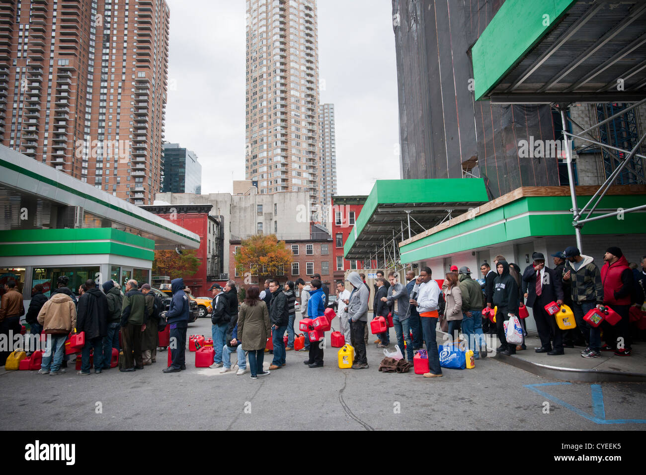 Petrol queue hi-res stock photography and images - Alamy