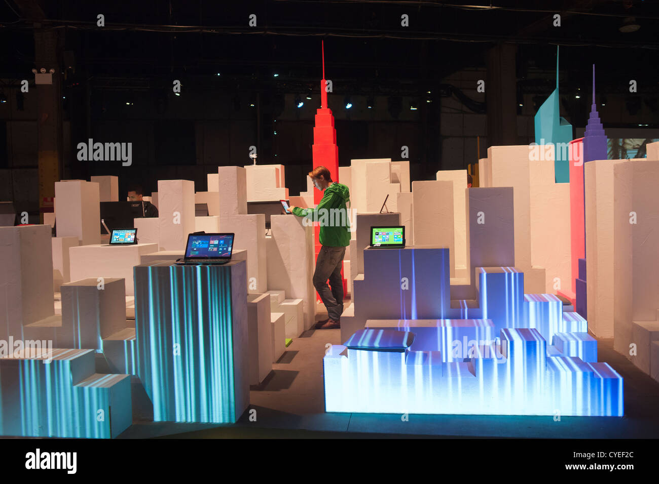 Windows 8 operating system hi-res stock photography and images - Alamy