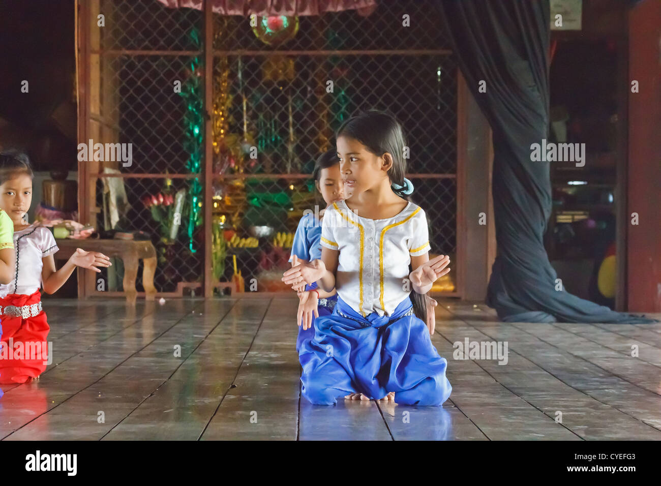 Little Cambodian Girls learning the traditional Cambodian Apsara Dance ...