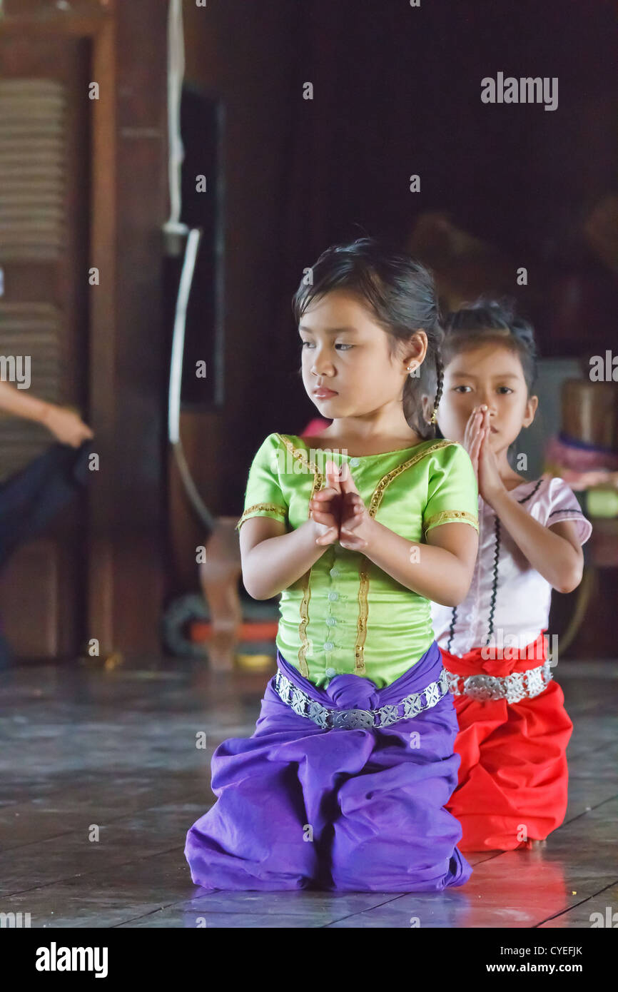 Little Cambodian Girls learning the traditional Cambodian Apsara Dance ...