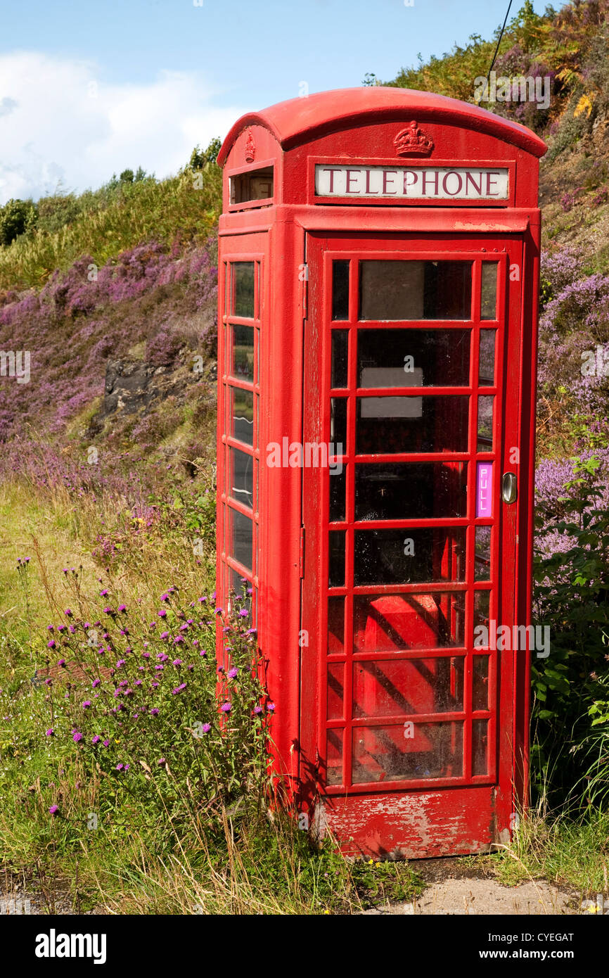 Red telephone box in rural hi-res stock photography and images - Alamy
