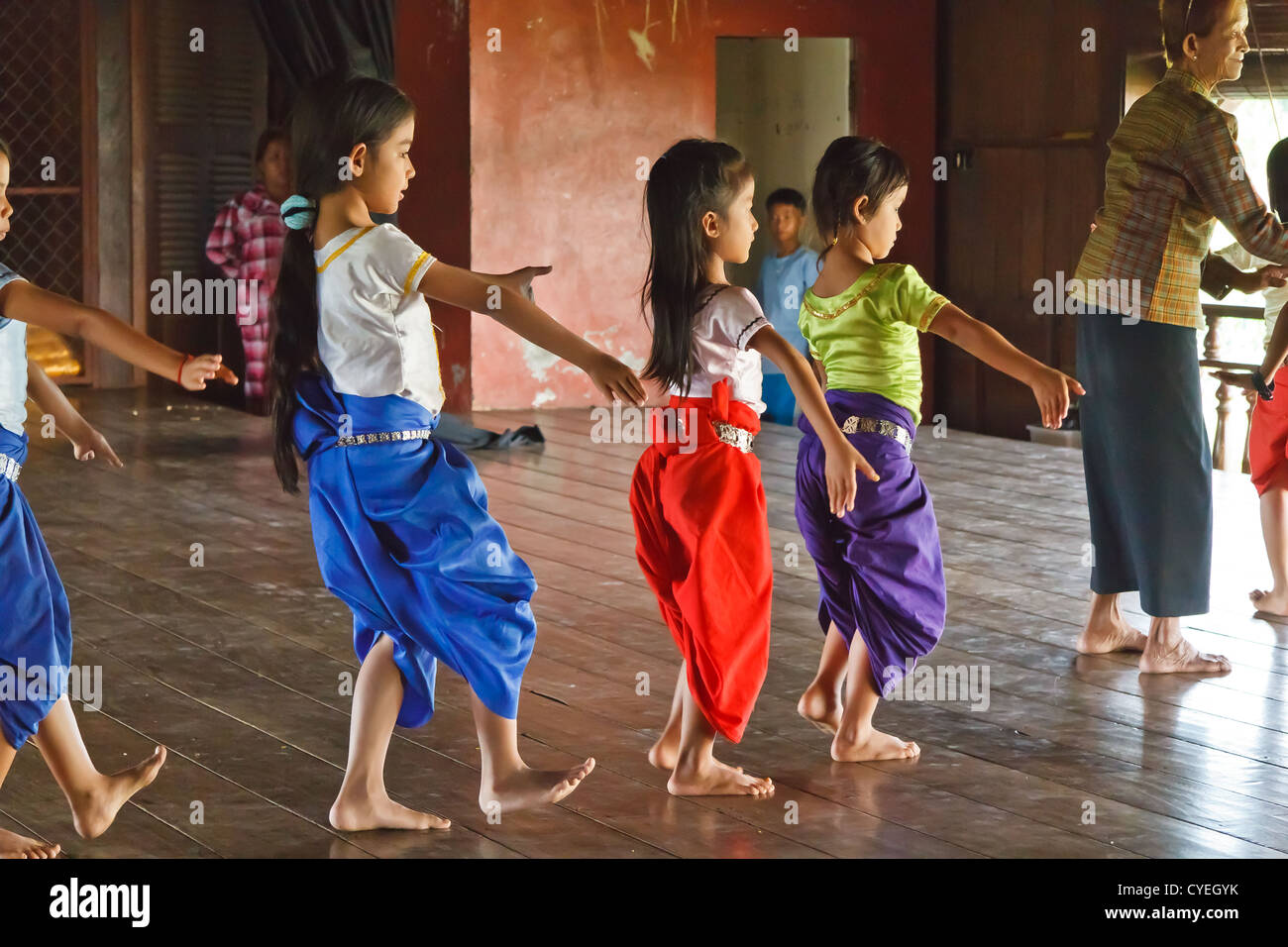 Little Cambodian Girls learning the traditional Cambodian Apsara Dance ...