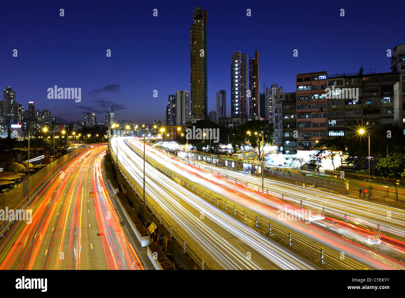 city traffic at night Stock Photo - Alamy